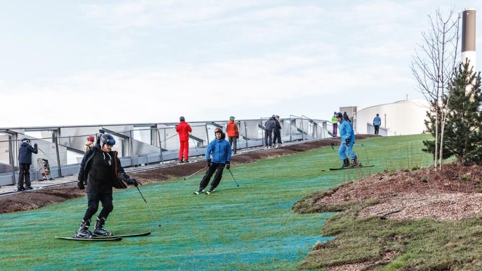 Urban Rooftop Mountain Gives Danes Skiing Delight | twib.news